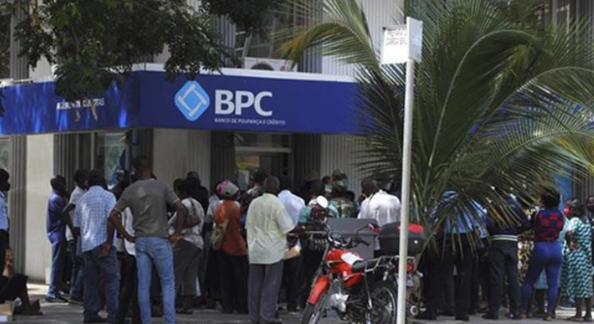 ATM’s ou caixas automáticos em Luanda voltam a registar longas filas ...